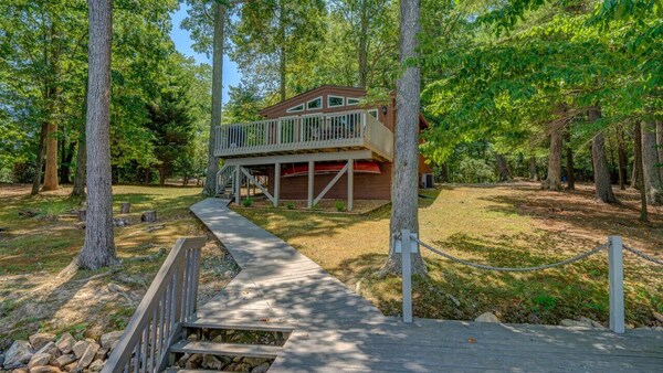 Wagon Wheels - Cozy Pet-friendly Cabin / Gentle Lot / Private Dock / Sandy Beach - Smith Mountain Lake, VA