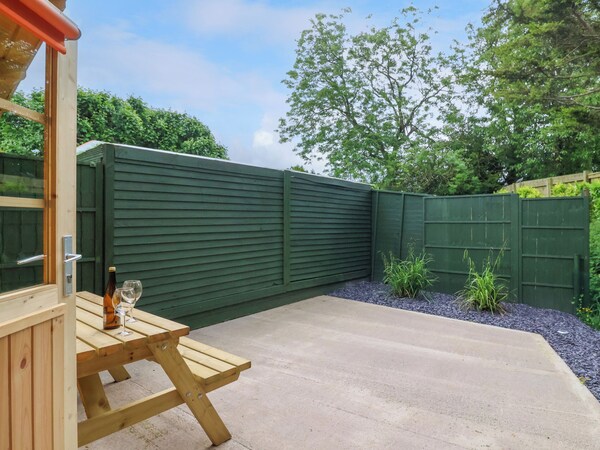 Log Cabin - Amber Glow, Pet Friendly, With A Garden In Glastonbury - Glastonbury