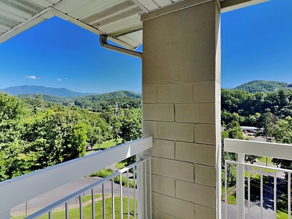 Beyond Blessed | Mountain Views & Fun On-site Amenities - Pigeon Forge, TN