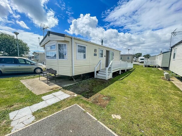 Homely 6 Berth Caravan With Decking And Wi-fi At Seawick, Essex Ref 27928sw - Essex
