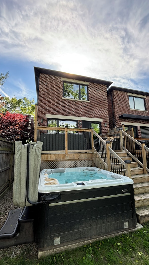 Modern, Contemporary, New Build 3 Story, 3 Bedroom / 4 Bathroom Home W Hot Tub - Toronto