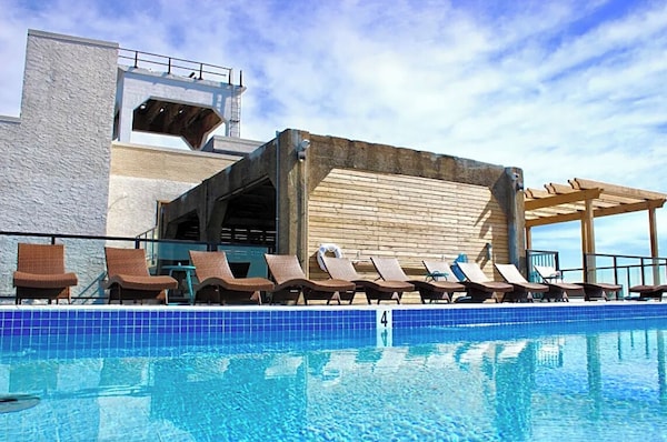 Prestigious 1br W/ Rooftop Pool - Ardmore, PA