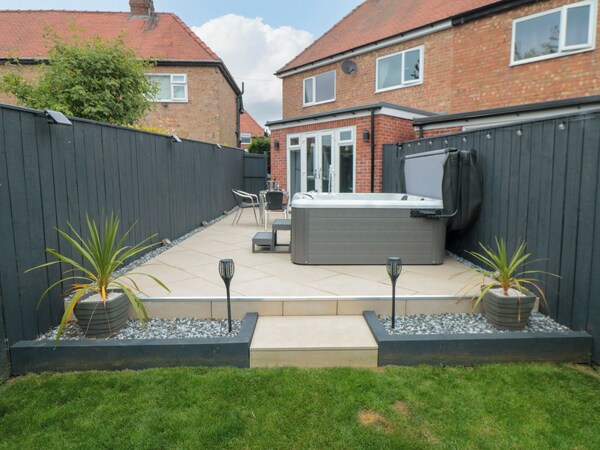 Corner Cottage, Pet Friendly, With Hot Tub In Bridlington - Flamborough