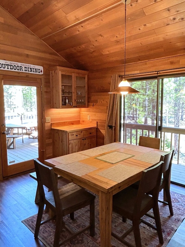 Gorgeous Cabin, Hot Tub & Horseshoes! - Sisters, OR