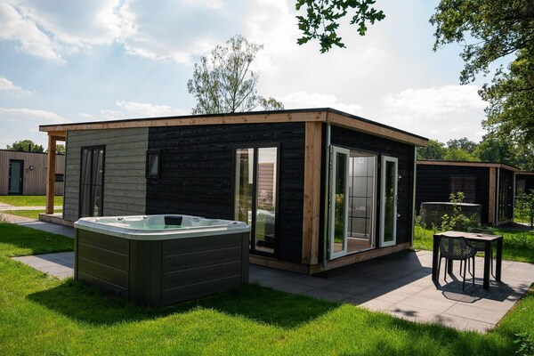 Komt Tot Rust In Je Eigen Sauna En Jacuzzi! - Overijssel