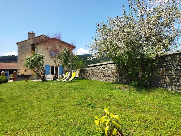 Homerez - Maison Spacieuse à Domeyrat + Grand Jardin - Brioude