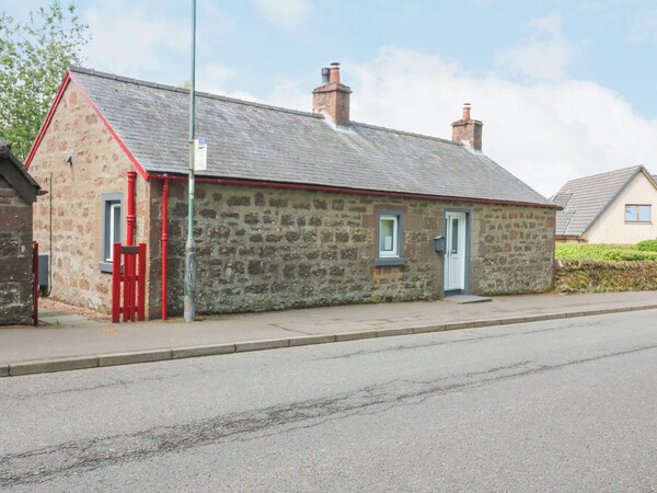 The Cottage, Pet Friendly, Character Holiday Cottage In Kirriemuir - Glamis Castle