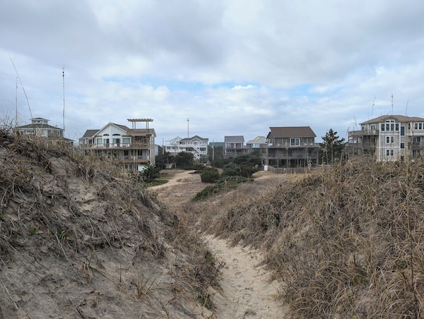 Your Ultimate Outer Banks Retreat: Fishing, Beach Fun, And Scenic Adventures. - Rodanthe, NC