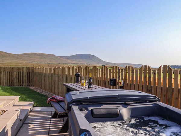 Curlew, Family Friendly, With Hot Tub In Ingleton - Horton in Ribblesdale