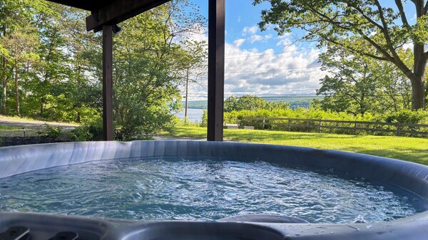 Watkin' Lakeside: "Right Along Seneca Lake Wine Trail - Near Watkins Glen!" - Dundee, NY