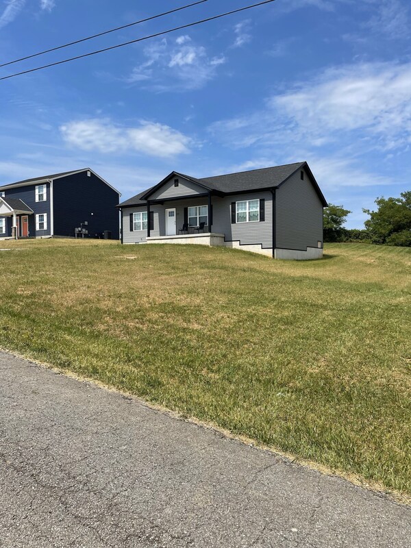 Modern, Quiet, & Comfortable Stay - Near E-town Sports Park, Bluoval Sk & Eats! - Elizabethtown, KY