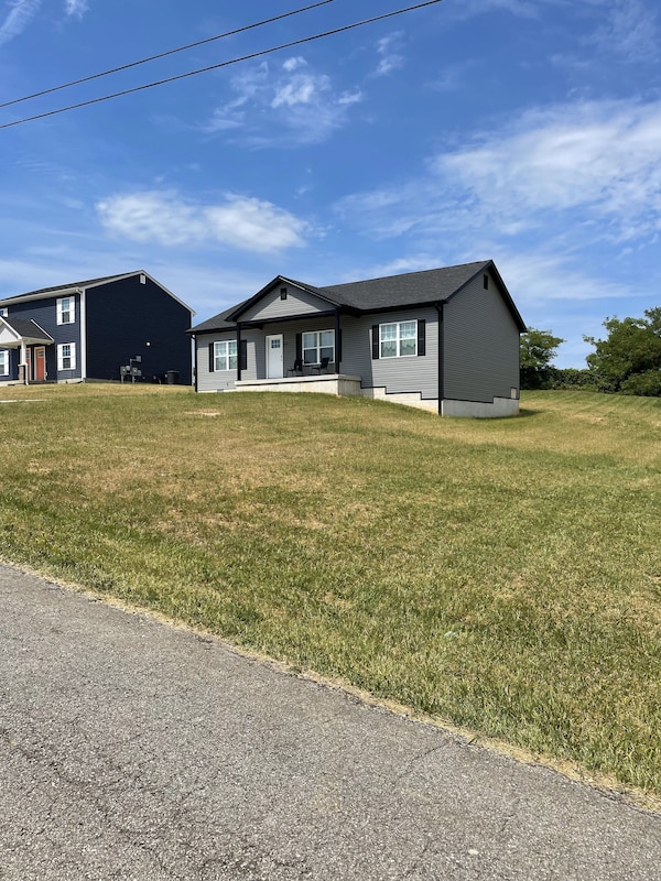 Modern, Quiet, & Comfortable Stay - Near E-town Sports Park, Bluoval Sk & Eats! - Elizabethtown, KY