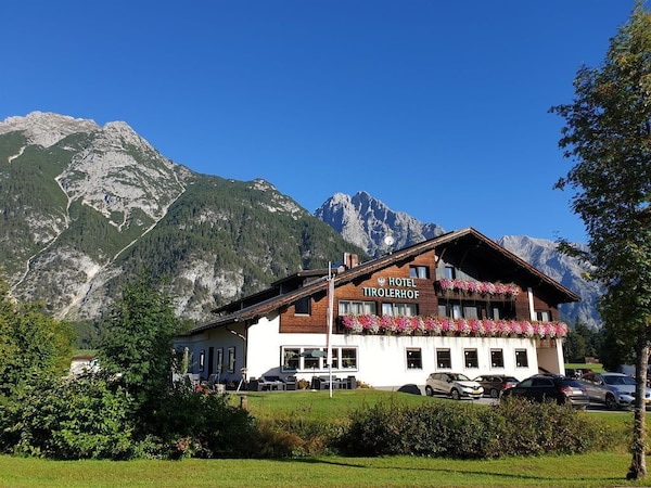 Wetterstein Deluxe, Shower, Wc, 1 Bedroom - Hotel Tirolerhof - Mittenwald