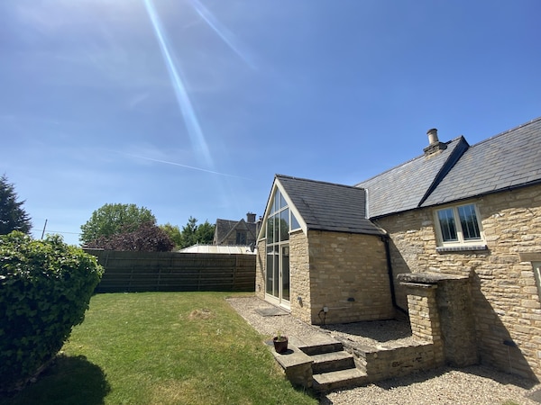 Malt Barn Holiday Home With 7 Bedrooms & Hot Tub - Wiltshire