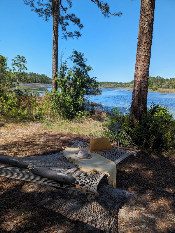 Peaceful Campground Rv/camper Space With Lake View & Free Arking, Pet Welcome - Florida