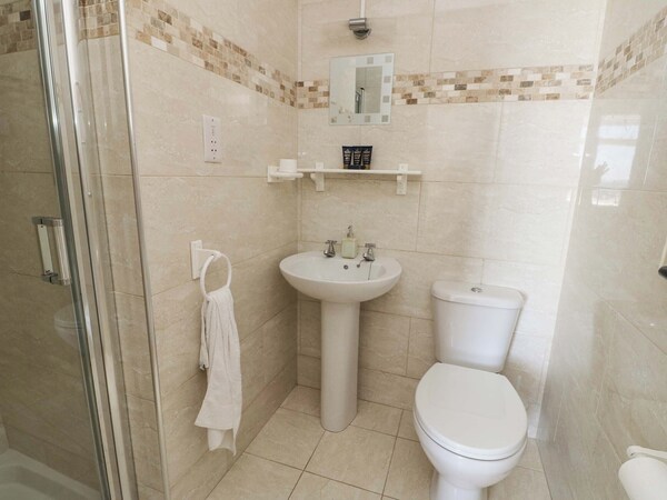 Bethan Apartment, Pet Friendly, With A Garden In Trearddur Bay - Holyhead
