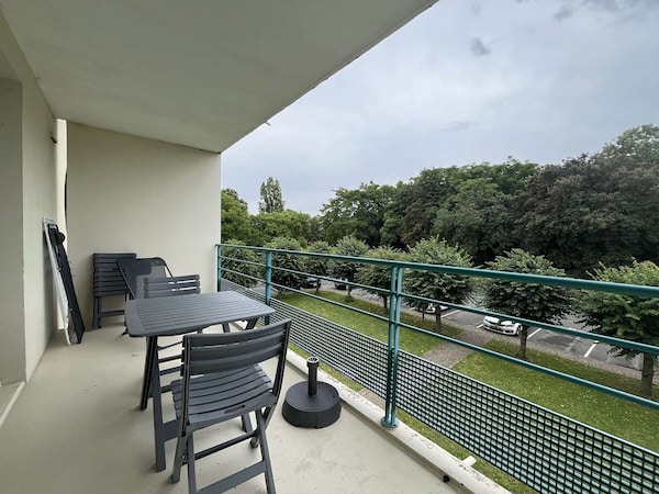 Cozy 1-br Apartment With Balcony, Near Beach & Port, Sleeps 4, La Rochelle - La Rochelle