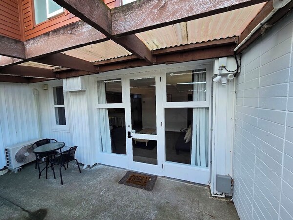 Abode For Two (And A Few Paws!) - Wellington, New Zealand
