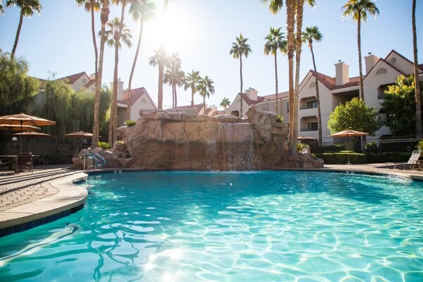 Relax And Recharge! Outdoor Pool! Kitchen, Walk To The Las Vegas Strip! - Las Vegas, NV