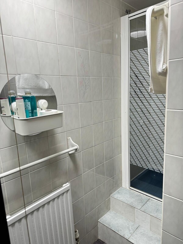 Extra Large Double Room With Shared Bathroom - Brixton - London