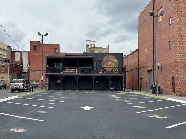 Micro-hotel- Middle Of Downtown Bristol, Tn. Best Location With Reserved Parking - Bristol, TN
