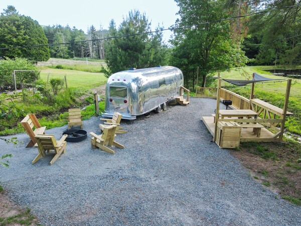 Glamping In Vintage Airstream With Modern Comforts With Private Pond Access. - Bethel, NY