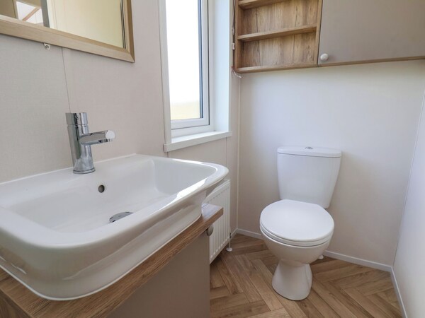 Magnolia Lodge, Pet Friendly, Character Holiday Cottage In Whitby - Runswick Bay