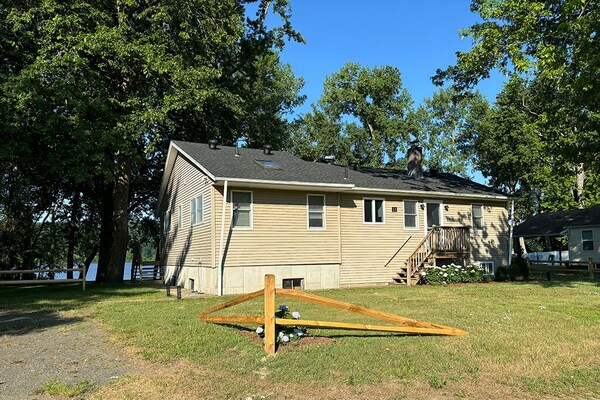 Waterfront Goodspeed Airport 2-bedroom House With Ac, Wifi - Colchester, CT