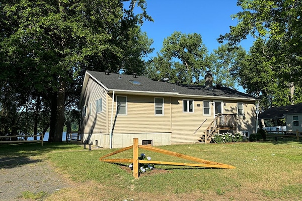 Waterfront Goodspeed Airport 2-bedroom House With Ac, Wifi - Colchester, CT