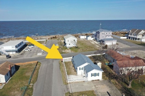 Relax Here With Beach Views, Steps To The Beach, Fenced In Yard, Pet Friendly - 빌라