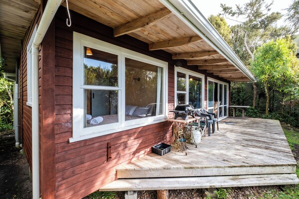 Quintessential Kiwi Kuratau Bach Right On The Lake Front - Lake Taupo