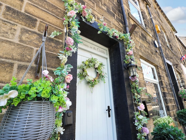 The Snug On The Cobbles, Romantic, With A Garden In Haworth - Keighley