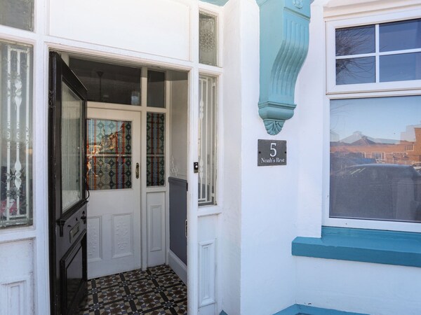 Noah's Rest, Pet Friendly, Character Holiday Cottage In Llandudno - Llandudno