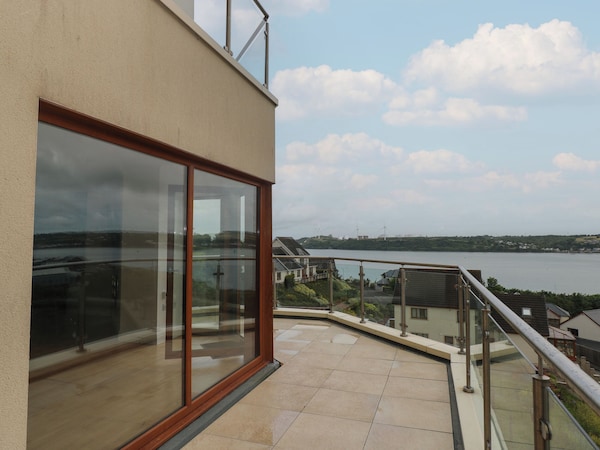Preseli Heights, Family Friendly, With Pool In Pembroke Dock - 웨일즈