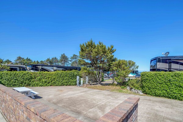 Dog Friendly, Available With 50amp, 30amp, Water And Sewer Hook Up's, Wifi - Newport, OR
