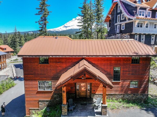 Stunning Mountain Lodge, Outdoor Fireplace, Hot Tub, Gorgeous Mt Hood Views. - Cooper Spur Mountain Resort, OR
