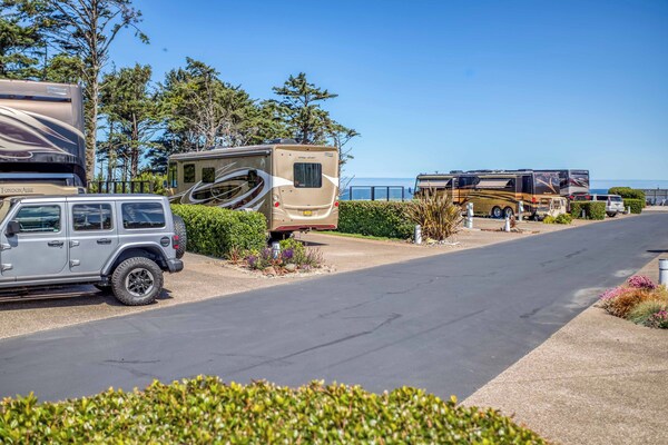Dog Friendly, Available With 50amp, 30amp, Water And Sewer Hook Up's, Wifi - Newport, OR