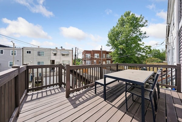 Huge 6 Queen Bed Home With Two Decks & Parking - Washington, D.C.