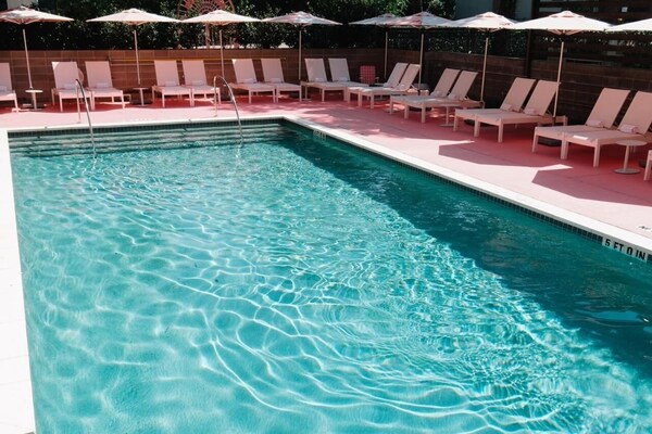 Vibrant Downtown Room W/ Resort-style Pool & Pet-friendly Rooms - Near Ut Austin - Austin, TX