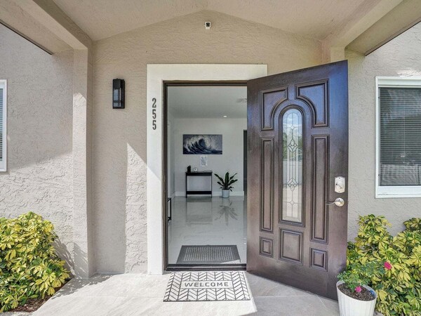 Modern 3 Bedroom House With Fenced Backyard, Near The Beach - 보카러톤