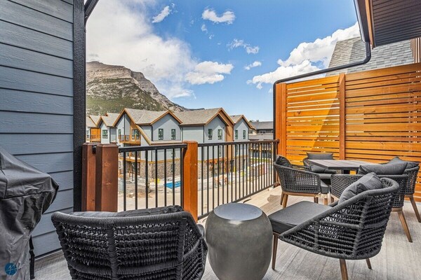3 Bed/2 Bath Sparrowhawk Resort-topfloor-sleeps 8 - Alberta