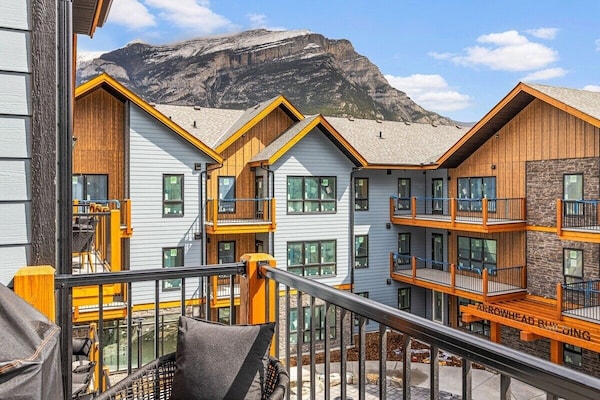 2 Bed/2 Bath Sparrowhawk Resort-top Floor-sleeps 6 - Canmore