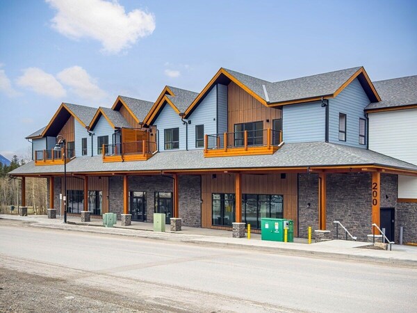 3 Bed/2 Bath Sparrowhawk Resort 1st Floor-sleeps 6 - Canmore