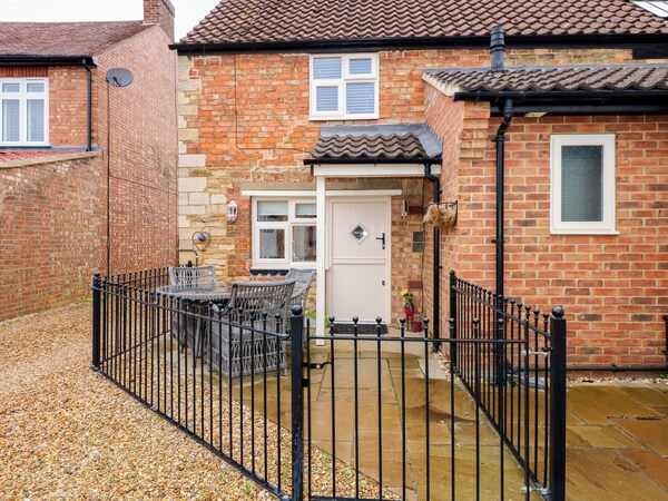 The Old Bakery Cottage, Pet Friendly, With A Garden In Peterborough - Rutland
