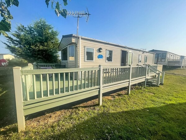 Wonderful 6 Berth Caravan With Decking & River Views At Heacham Beach Ref 21003a - Heacham