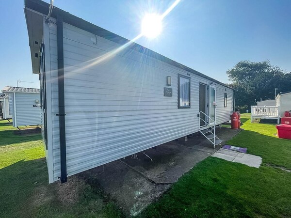 Lovely 6 Berth Caravan With Free Wi-fi At Broadland Sands Ref 20017bs - Gorleston-on-Sea