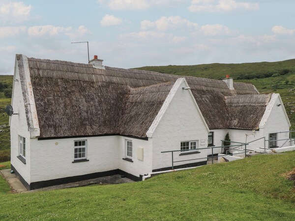 Ben Gower, Pet Friendly, With Open Fire In Oughterard, County Galway - Mayo