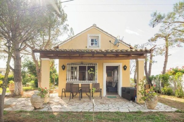 Apartment 'Niovi One-bedroom Bungalow - Split' With Shared Pool, Wi-fi And Air Conditioning - Greece