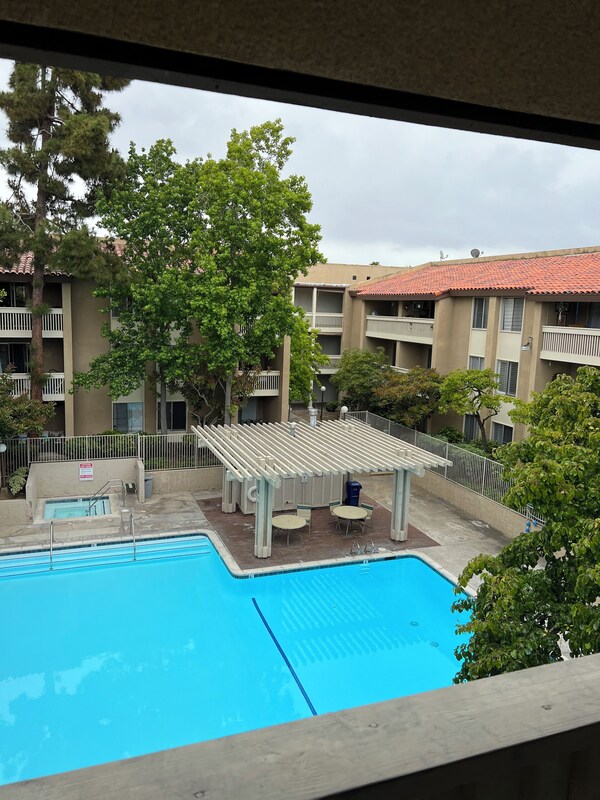 Top Floor Beach Getaway! Overlooks The Pool And Has All The Amenities. - San Diego, CA