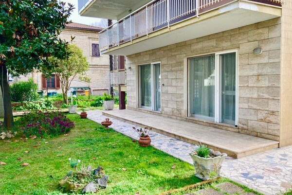 Residenza Bizzarri, Trilocale Al Piano Terra Con Giardino - Pineto